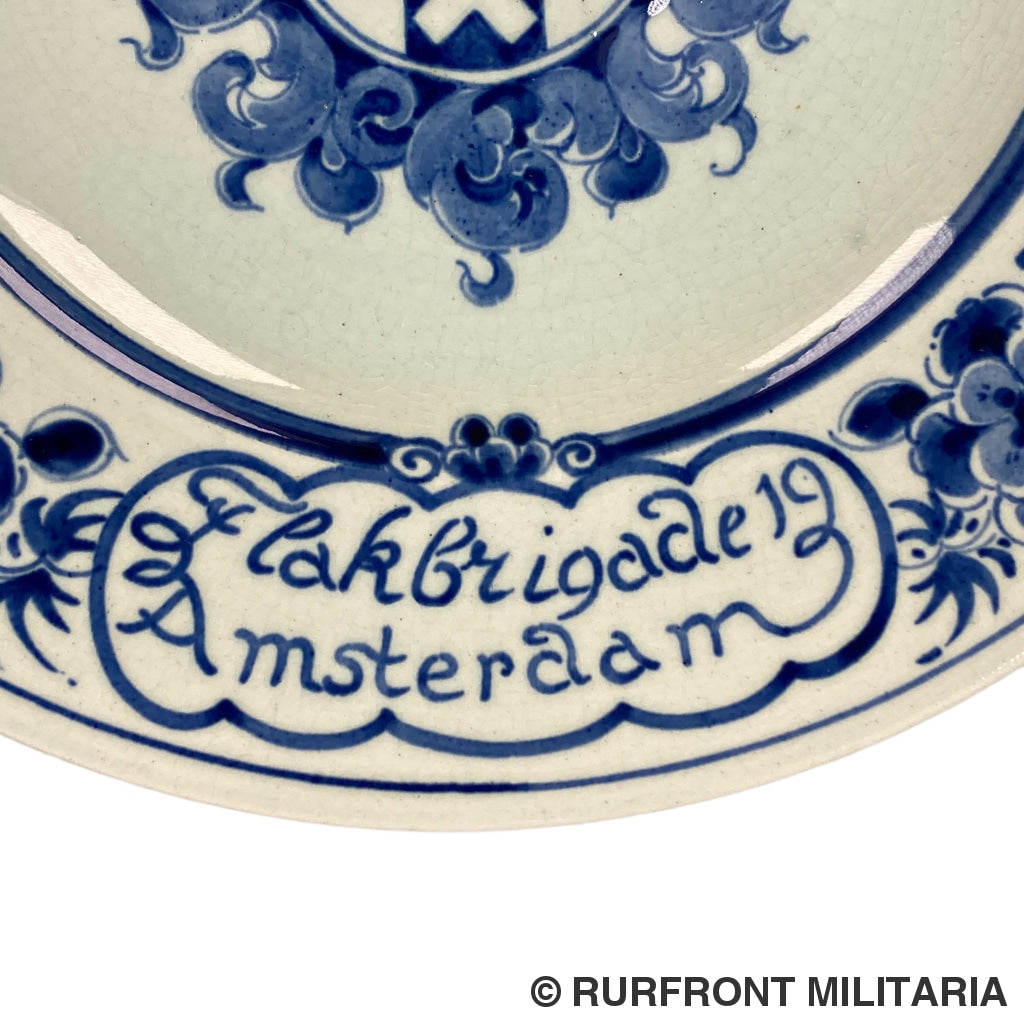 Delft blauw porseleinen bord Flakbrigade 19 Amsterdam – Rurfront Militaria